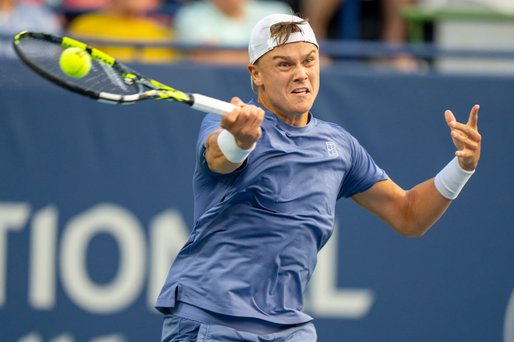 Holger Rune rejser sig fra russisk kæberasler og sejrer