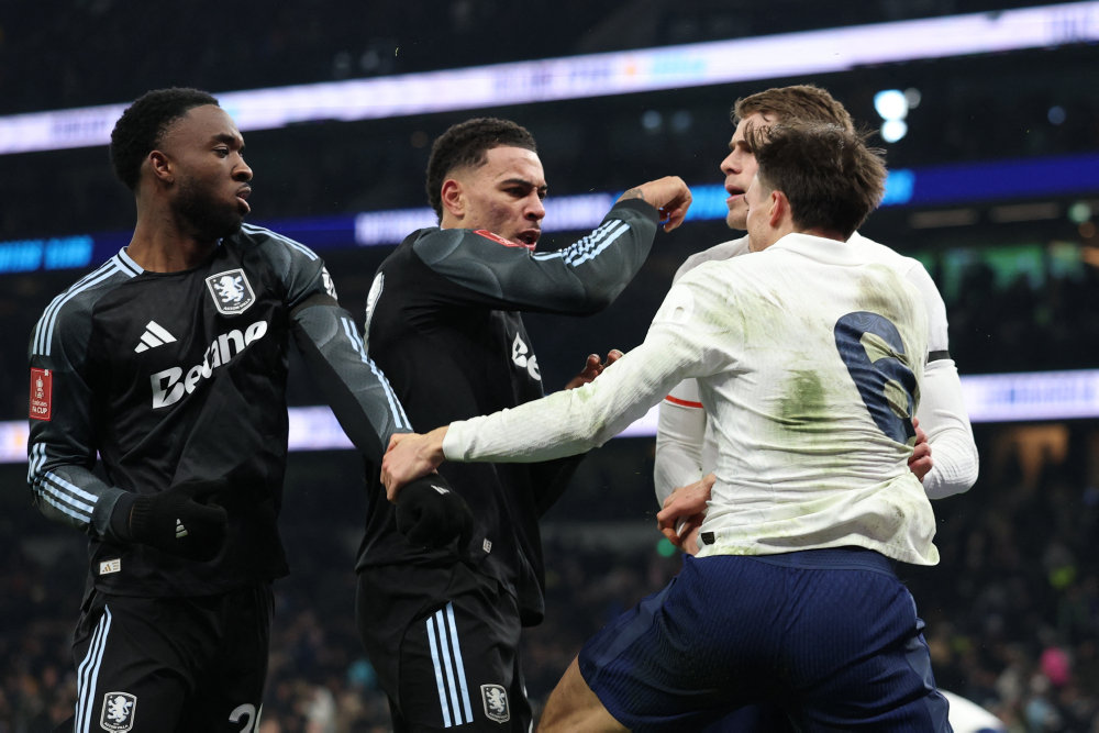 Frank beskylder Aston Villas spillere for at fremprovokere tumult